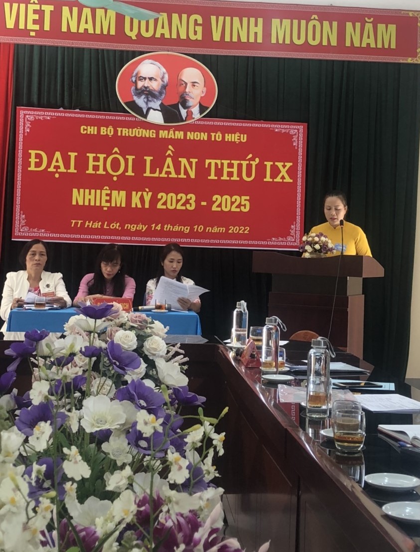 Đ/c Nguyễn Thị Hà - Uỷ viên BCH Đảng bộ - Phó chủ tịch UBND thị trấn Hát Lót phát biểu chỉ đạo ...